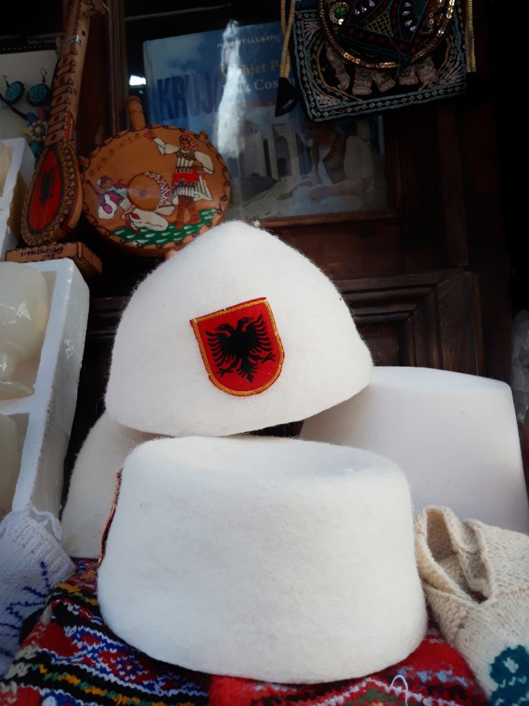 Është simbol i identitetit kombëtar shqiptar, por a e dini pse kapela e ...