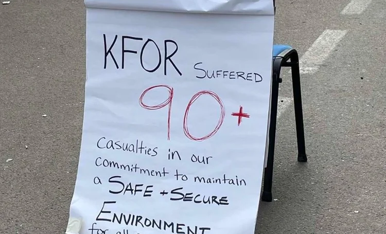 “Pësuam 90+ viktima”, KFOR vendos një mesazh para protestuesve në ... “Pësuam 90+ viktima”, KFOR vendos një mesazh para protestuesve në ...