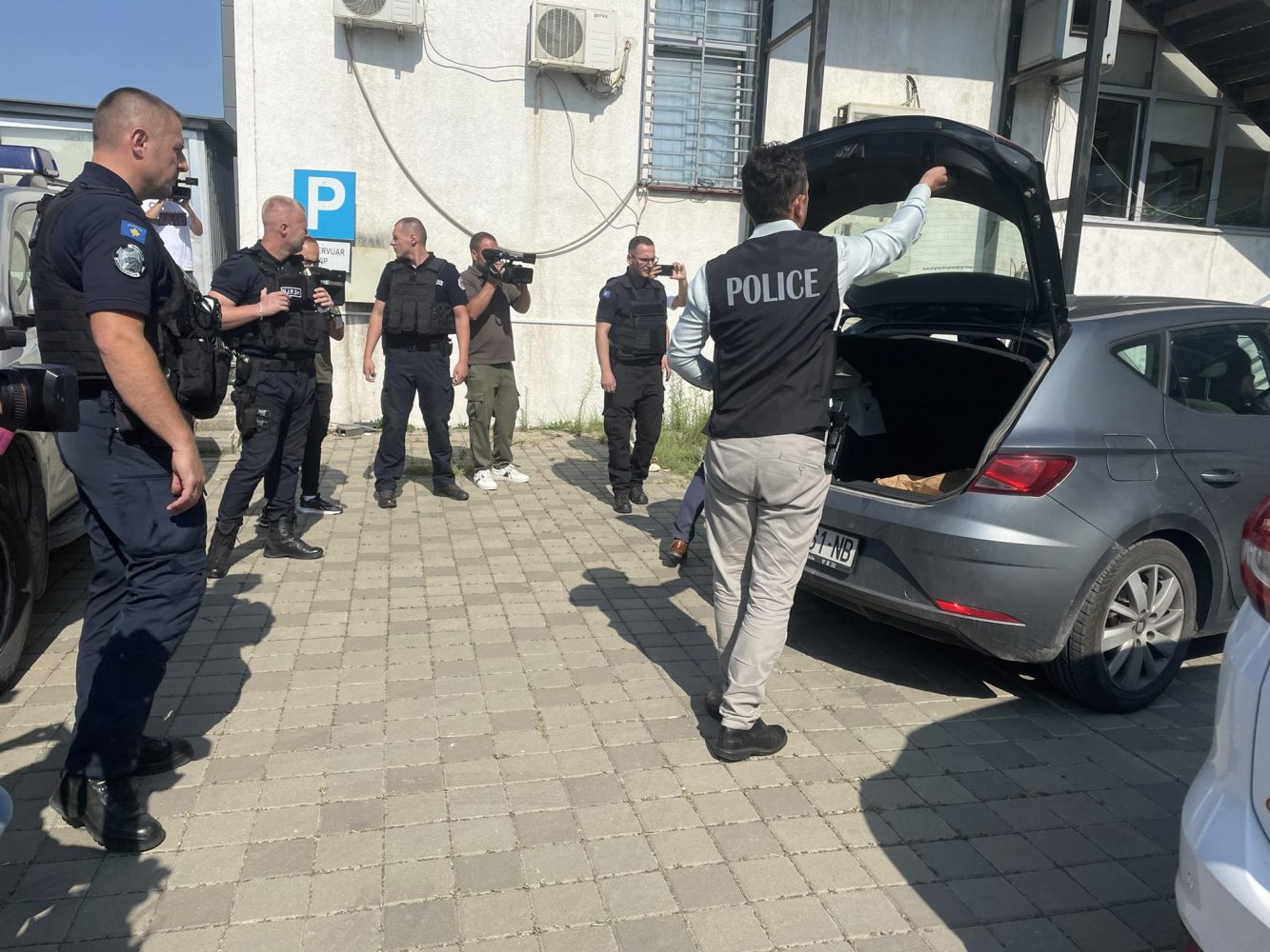 Aksioni i policisë për aferën e rezervave shtetërore, PDK dhe LDK ... Aksioni i policisë për aferën e rezervave shtetërore, PDK dhe LDK ...