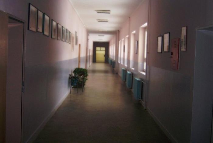 Shqetësuese: Nxënësi i shkollës ‘Gjin Gazulli’ kapet me thikë në klasë ...