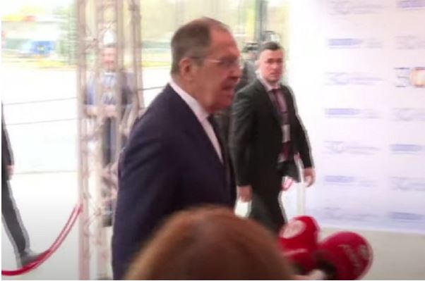 Lavrov ik nga pyetjet e gazetarëve në ShkupSinjali Lavrov ik nga pyetjet e gazetarëve në ShkupSinjali
