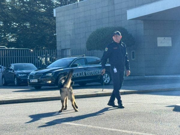 Blinken nis takimet zyrtare, shkon te Ambasada e ShBA-së në TiranëSinjali Blinken nis takimet zyrtare, shkon te Ambasada e ShBA-së në TiranëSinjali