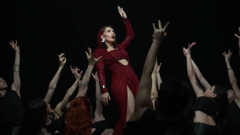 Besa Kokëdhima publikon versionin e ri të këngës për Eurovision, e ...