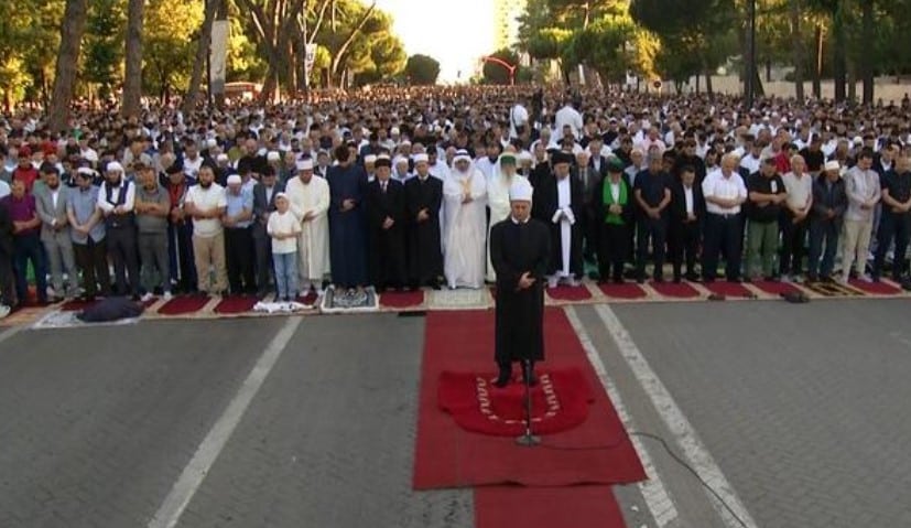 Besimtarët myslimanë në Shqipëri falin namazin në bulevardin “Dëshmorët ... Besimtarët myslimanë në Shqipëri falin namazin në bulevardin “Dëshmorët ...