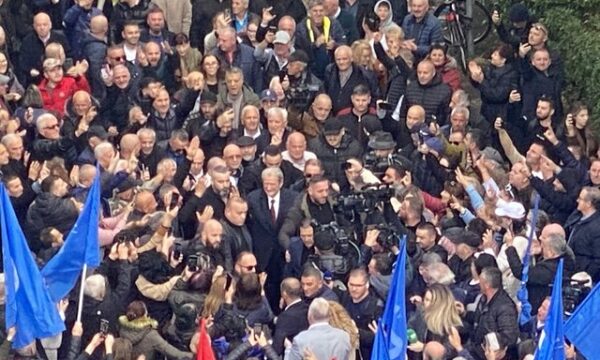 Sali Berisha shkon në selinë e PD-së, pritet me entuziazëm nga ... Sali Berisha shkon në selinë e PD-së, pritet me entuziazëm nga ...