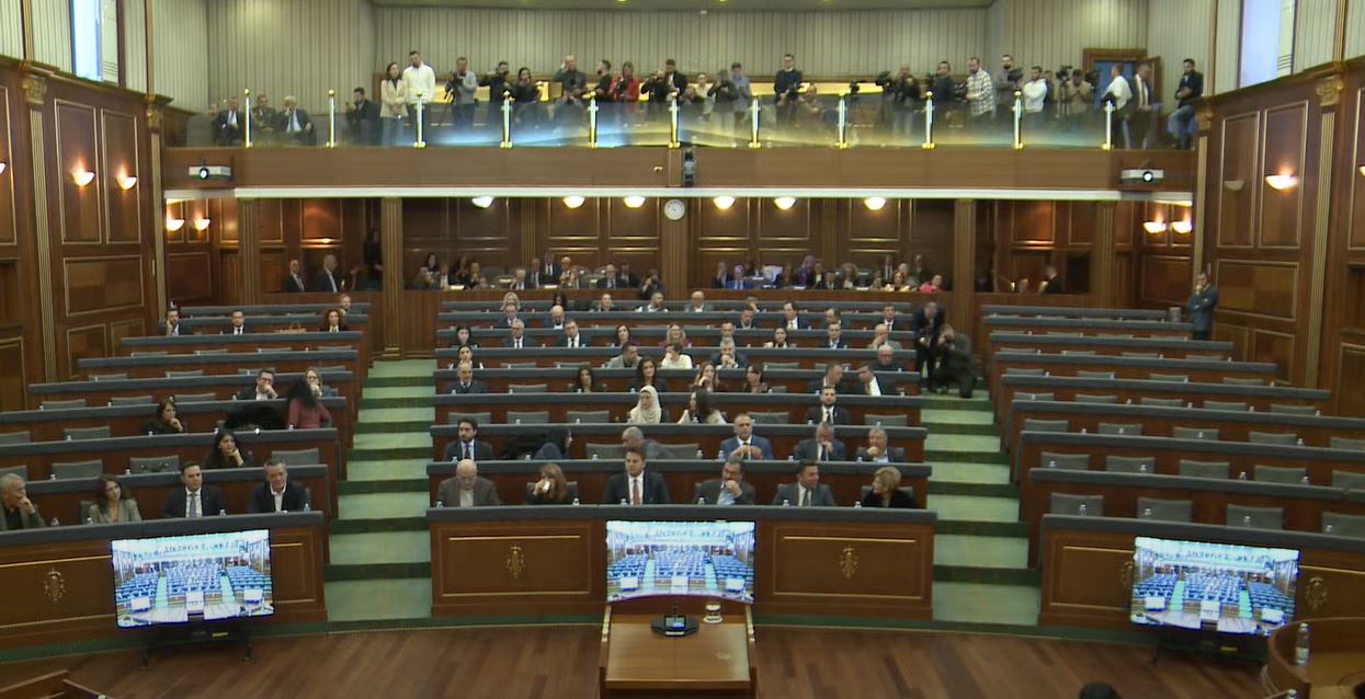 Pas PDK-së edhe AAK bojkoton seancën e Kuvendit ku Osmani po bën ... Pas PDK-së edhe AAK bojkoton seancën e Kuvendit ku Osmani po bën ...