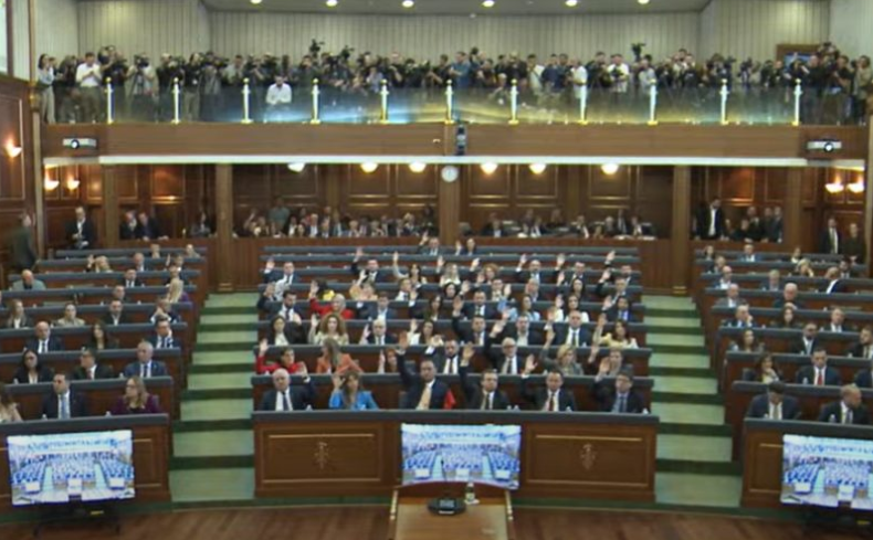 Nait Hasani, Ganimete Musliu dhe Fadil Demaku votuan kundër Dimal ...