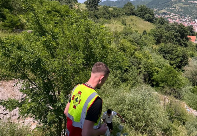 Tërhiqet trupi i të riut që ra nga ura pas vetaksidentit në autostradën ...