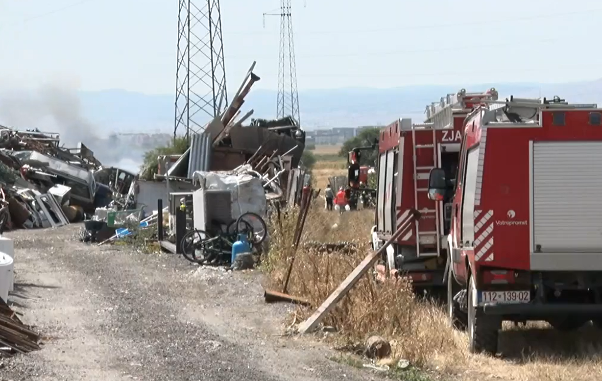 Zjarr në Hajvali, digjen deponi me vetura dhe materiale të ndryshmeSinjali