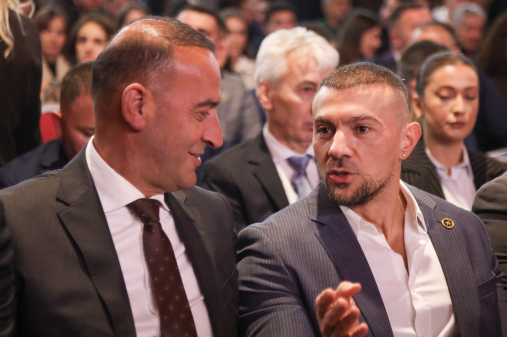 Kresha e "djegë lojën" në Prishtinë, aderon 300 të rinj në AAK ...